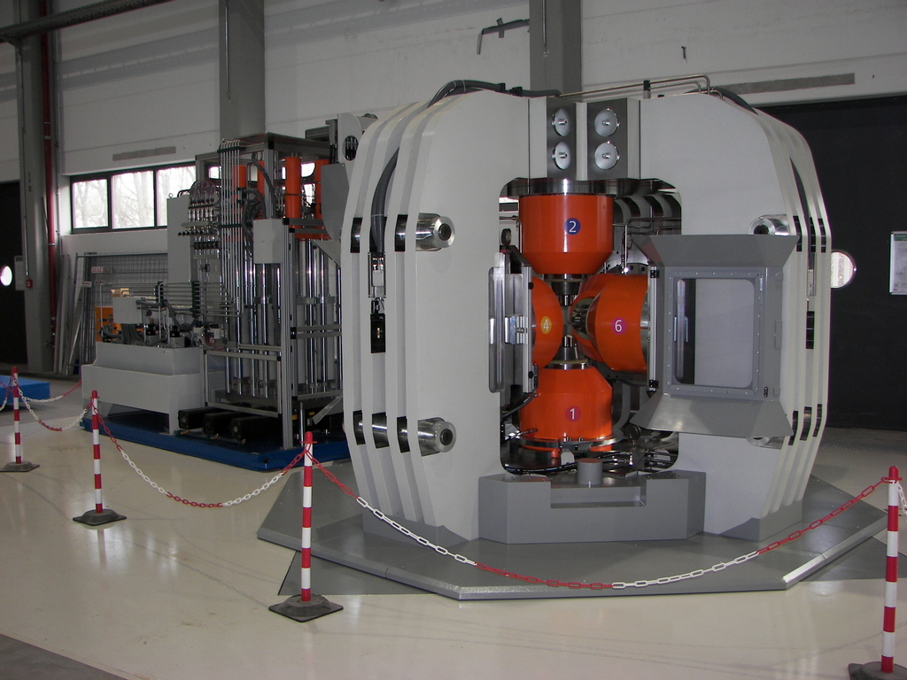 The new multi anvil press goes into operation / MLZ