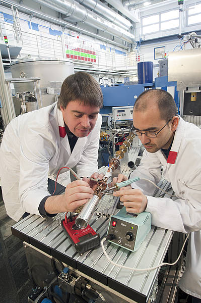 Electric current moves magnetic vortices / MLZ